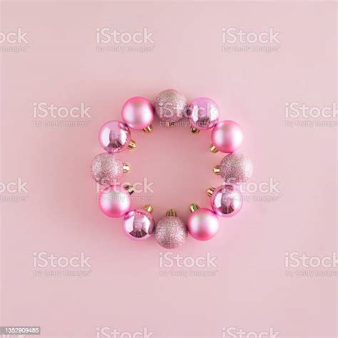 파스텔 핑크 배경에 원의 모양으로 장식 된 창조적 인 크리스마스 배열 최소한의 새해 개념 복사 공간 영감프레임 0명에 대한 스톡 사진 및 기타 이미지 Istock