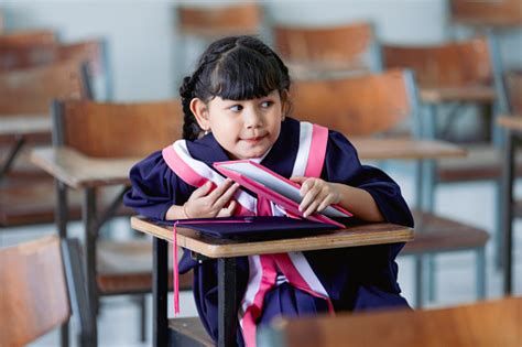 학업 가운과 졸업 모자를 쓴 쾌활한 아이 졸업생이 교실에서 졸업을 축하합니다 6 7 살에 대한 스톡 사진 및 기타 이미지 6 7 살 고등학교 이하 공부 Istock