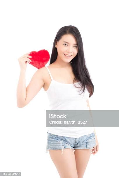 빨간 심장 모양 베개와 흰색 배경에 고립 된 미소를 들고 아름 다운 아시아 젊은 여자의 초상화 발렌타인 데이 휴일 개념 개념에 대한 스톡 사진 및 기타 이미지 Istock