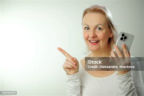 여자는 이동 통신과 현대 기술을 즐긴다 흰색 배경은 광고 콘텐츠를위한 여유 공간에서 멀리 떨어져 있습니다 텍스트 광고 명함 40 49세에 대한 스톡 사진 및 기타 이미지