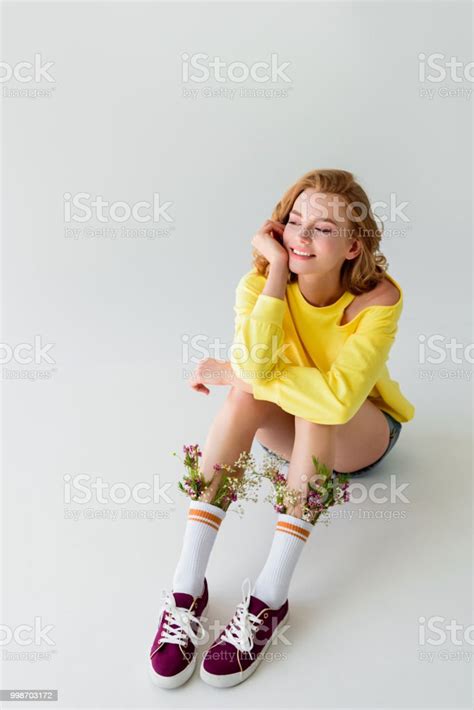 높은 각도 보기에 꽃으로 아름 다운 웃는 여자의 양말에 고립 된 회색 앉아 꽃 식물에 대한 스톡 사진 및 기타 이미지 꽃 식물 다리 신체 부분 미소 Istock