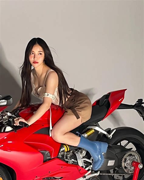 브브걸 유정 컴백 초읽기 오토바이 위에서 뽐낸 완벽 섹시美