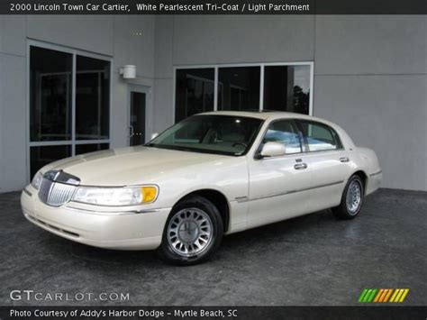 White Pearlescent Tri Coat 2000 Lincoln Town Car Cartier Light
