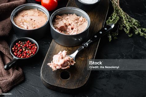 나무 도마에 수 전체 및 다진 참치 허브와 재료와 검은 배경에 카피 공간과 텍스트 공간을 가진 0명에 대한 스톡 사진 및 기타 이미지 Istock