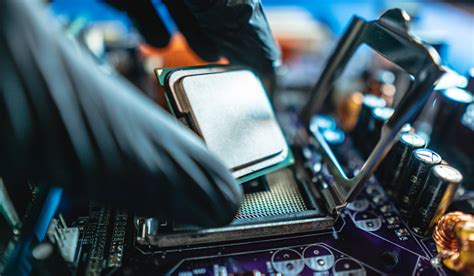 마더보드의 소켓에 삽입하는 손 Cpu를 들고 엔지니어 수리 네온 라이트의 기술 하드웨어 Cpu에 대한 스톡 사진 및 기타 이미지