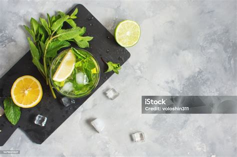 얼음 신선한 민트 라임을 곁들인 상쾌한 여름 알코올 칵테일 모히토 상위 뷰 0명에 대한 스톡 사진 및 기타 이미지 0명 과일 녹색 Istock