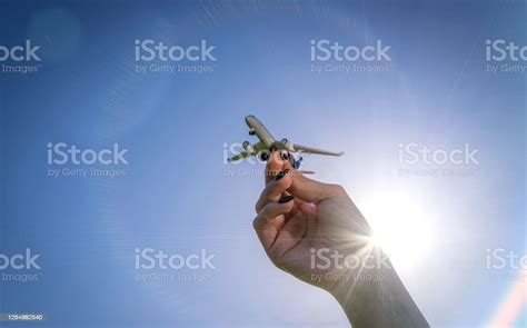 햇빛 푸른 하늘에 장난감 아이 비행기 손에 흰색 여행 비행기는 밝은 태양 빛 공기 배경에 비행 항공기 비행 개념 개념에 대한 스톡 사진 및 기타 이미지 Istock