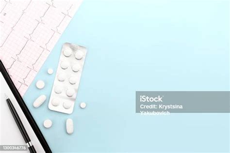 클립 보드 알약 캡슐 펜과 파란색 배경에 심장 넓은 각도 보기 심장학 개념 텍스트에 복사 공간이 있는 웹 배너입니다 플랫 레이