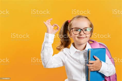 학교로 돌아갑니다 배낭과 안경이 달린 책을 들고 있는 귀여운 소녀는 약 사인을 보여줍니다 성공과 교육의 개념 개념에 대한 스톡 사진 및 기타 이미지 Istock