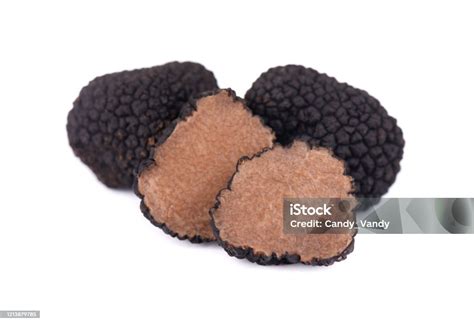 흰색 배경에 고립 된 검은 송로 버섯 신선한 슬라이스 송로 버섯 진미 전용 트러플 버섯 피칸트와 향기로운 프랑스 요리 클리핑