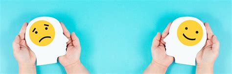 슬프고 행복한 얼굴을 손에 들고 머리를 들고 정신 건강 개념 긍정적이고 부정적인 사고 방식 우울증 지원 및 평가 상징 감정 건강