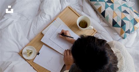 흰색 섬유에 흰색 세라믹 머그잔 옆에 흰 종이에 글을 쓰는 사람 사진 Unsplash의 무료 책상 이미지