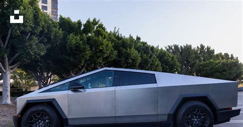 미래형 자동차가 주차장에 주차되어 있습니다 사진 Unsplash의 무료 어바인 이미지