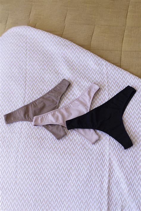 Купити набір жіночих трусиків стрінг зі стрейч кулір по СУПЕР ЦІНІ ⭐