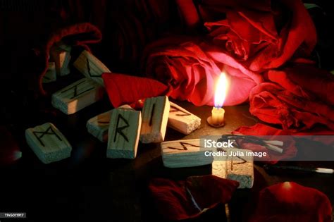 나무 룬의 측면 보기 주위에 빨간 장미 꽃잎 촛불 다음 굽기 촛불 뒤에 큰 빨간 장미의 꽃다발입니다 어두운 배경 흐림 0명에 대한 스톡 사진 및 기타 이미지 Istock