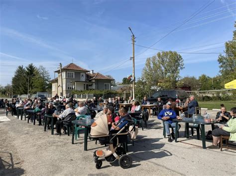 Курбан за здраве раздадоха в Горно Пещене снимки