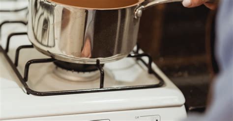 가스 가전제품 가정의 기구 끓이다 냄비 농작물 뜨거운 레시피 방법 버너 셰프 소스 냄비 수직 쐈어 스위치 스테인리스 스토브 식기류 실내