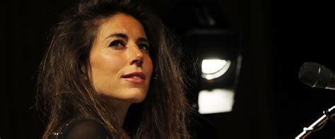 Iris Hond Speelt Einaudi Paard