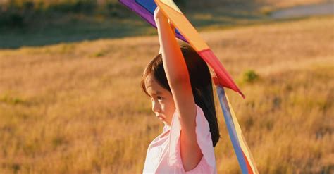 가족 가족 시간 개 걱정 없는 공원 귀여운 날으는 남매 남성 낮 놀이 단란함 단순한 기쁨 들판 디지털 라이프스타일 레저 레크리에이션 맑은