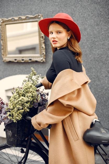 Hermosa Joven Con El Pelo Rojo De Pie En La Calle Chica Tiene Bicicleta Retro Con Busket Y