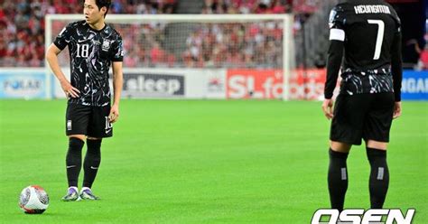 [사진]프리킥 준비하는 이강인 손흥민 조선비즈