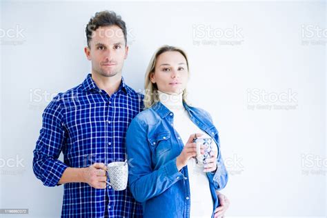 젊은 아름다운 부부는 심각한 생각 스마트 얼굴에 자신감 표정으로 고립 된 흰색 배경 위에 서 커피 의 컵을 마시는 2명에 대한 스톡 사진 및 기타 이미지 Istock