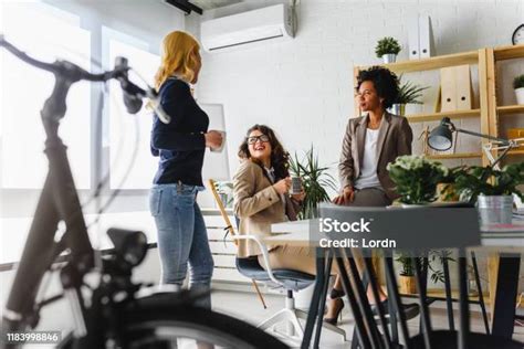 창의적인 사무실에서 의작업에 대해 논의하는 다양한 비즈니스 팀 계획에 대한 스톡 사진 및 기타 이미지 계획 기업 문화 기업 비즈니스 Istock