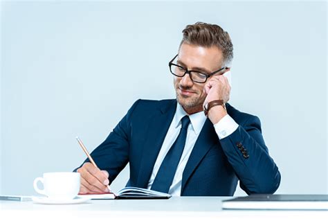 뭔가 작성 하 고 스마트폰 흰색 절연 여 잘생긴 쾌활 한 사업가 경영자에 대한 스톡 사진 및 기타 이미지 경영자 기업 비즈니스 남자 Istock