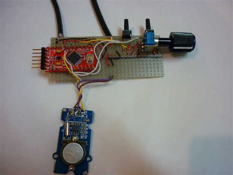 Vúmetro analógico y el reloj Arduino Powered Paso montaje askix
