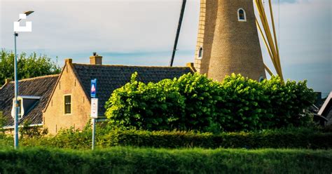 푸른 들판 한가운데에 있는 풍차 사진 Unsplash의 무료 네덜란드 이미지