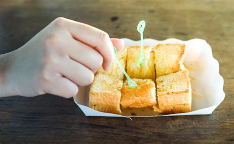 버터와 설탕 종이 접시에 토스트 빵 한 조각을 찔 러 플라스틱 포크를 사용 하 여 여성 손 거리에 대한 스톡 사진 및 기타 이미지 거리 노랑 달콤한 음식 Istock