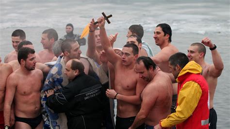 Ритуалът по изваждане на Светия кръст от водите на езерото в ж к