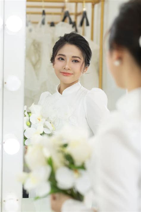 갈색 머리 거울 나란히 반사 비슷한 수직 쐈어 아름다운 여자 예쁜에 관한 무료 스톡 사진