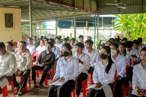 ព្រះសង្ឃ អ្នករស់រានមានជីវិតពីរបបខ្មែរក្រហម គ្រូបង្រៀន និងសិស្សានុសិស្ស នៅស្រុកស្អាងទទួលសៀវភៅ