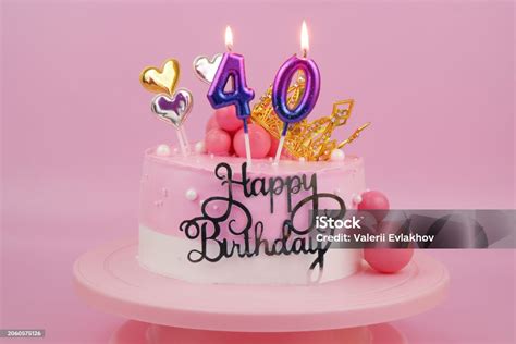 금색 왕관과 불타는 촛불이 있는 분홍색 생일 케이크 숫자 40 0명에 대한 스톡 사진 및 기타 이미지 0명 40 거품 내기 Istock