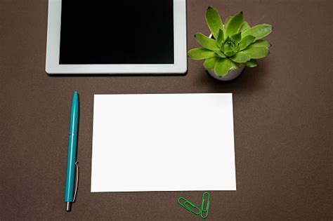 펜 연필 메모장 노트북 스테이플러 스테이플러 클리퍼 종이 클립 홀더 클립 보드 테이블 위에 배치 여러 모듬 컬렉션 사무실 문구 사진 0명에 대한 스톡 사진 및 기타 이미지