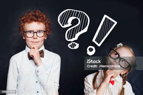 칠판 배경에 물음표가있는 똑똑한 귀여운 생각 어린이 어린 소녀와 소년 학교 학생 브레인스토밍 및 아이디어 컨셉 2명에 대한 스톡