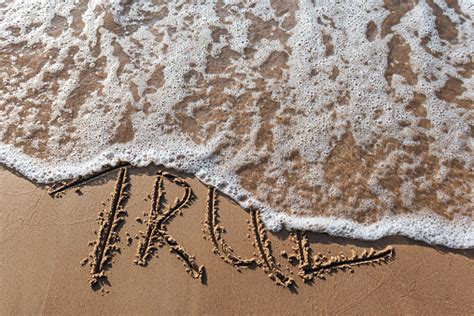 Kata Benar Di Pasir Laut Ditulis Dengan Tongkat Di Pantai Foto Stok