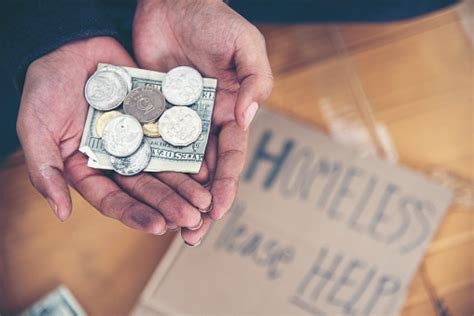 노숙자 가난한 거지 남자 돈 일을 요구하고 보드에 노숙자 제발 도와주세요라고 골판지 상자의 기호와 함께 앉아 무력 더러운 도시에서 도움을 기대 도시 개념의 거지 가정 생활에