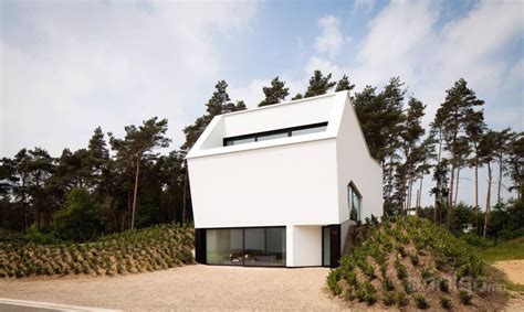 Тэгш хэмт бус хаалгагүй байшин бүтээжээ