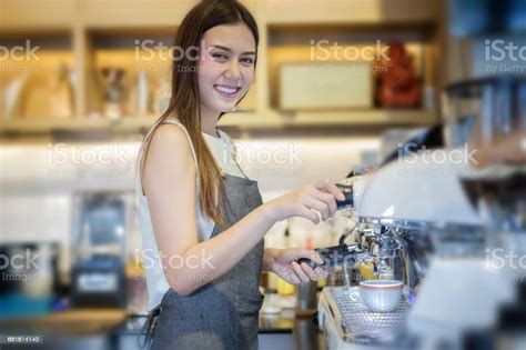 아시아 여성 바리 스타 웃 고 커피에 커피 기계를 사용 하 여 카운터일 여성 중소 기업 소유자 음식 상점과 카페 개념을 마시는 경영자에 대한 스톡 사진 및 기타 이미지