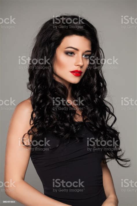세련 된 패션 모델 갈색 머리입니다 건강 한 곱슬 머리와 메이크업과 우아한 여자 갈색 머리에 대한 스톡 사진 및 기타 이미지 갈색 머리 건강한 생활방식 검은색