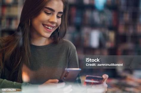 카페에서 온라인 쇼핑을 위한 스마트폰과 신용카드를 사용하는 여성 20 24세에 대한 스톡 사진 및 기타 이미지 20 24세 Brand Name Smart Phone