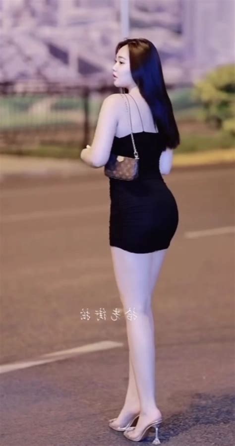 Pin Oleh Chi U Nguy N Di Ch N Dung Mode Wanita Wanita Mode