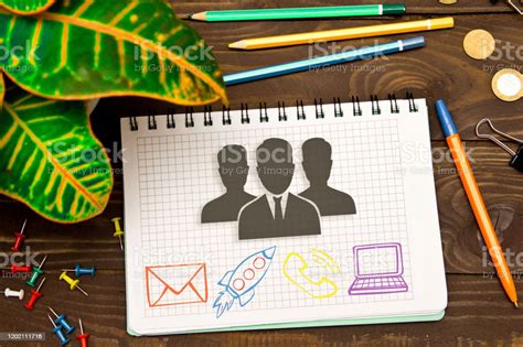 메모가있는 노트북은 도구가있는 사무실 테이블에 온라인 사용자를 네트워크로 만듭니다 인포그래픽 요소가 있는 개념입니다 고객에 대한 스톡 사진 및 기타 이미지 Istock