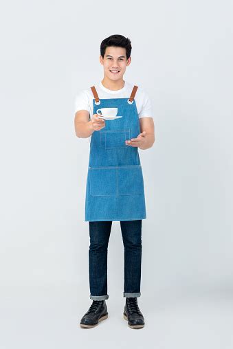 잘 생긴 미소 서비스 마음 아시아 남자 바리스타 제공 A 커피 한 잔 바리스타에 대한 스톡 사진 및 기타 이미지 바리스타