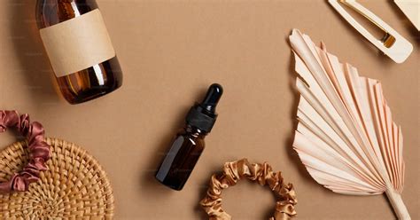 천연 화장품과 말린 꽃이 든 호박색 유리 병 세트 미용 제품 브랜딩 포장 디자인 템플릿입니다 유기농 스파 스킨 케어 제품