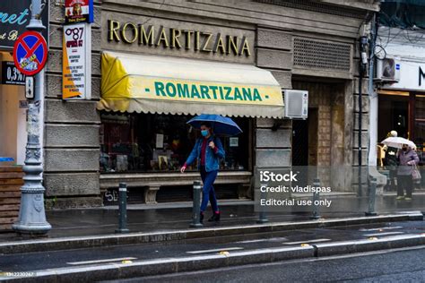 2021년 루마니아 부쿠레슈티에서 비오는 날 거리에서 우산을 들고 있는 사람들 가을에 대한 스톡 사진 및 기타 이미지 가을 걷기 계절 Istock