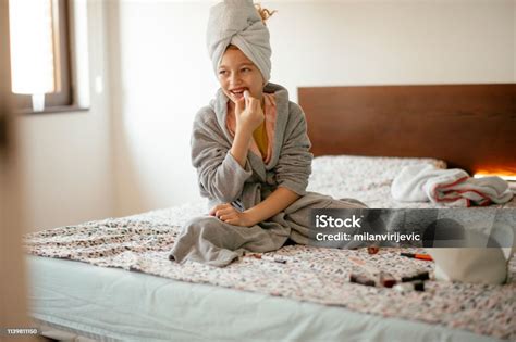 피부에 화장품을 적용 하기 위한 그녀의 엄마의 메이크업을 사용 하 여 작은 아름 다운 딸의 초상화 가정 생활에 대한 스톡 사진