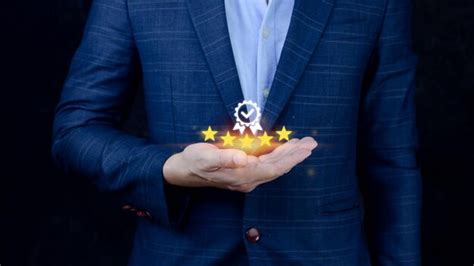 사업가의 손은 최고의 서비스 품질 보증 5스타 보증 최고의 제품 표준 Iso 인증 및 표준화 개념의 표시를 보여줍니다 프리미엄 사진